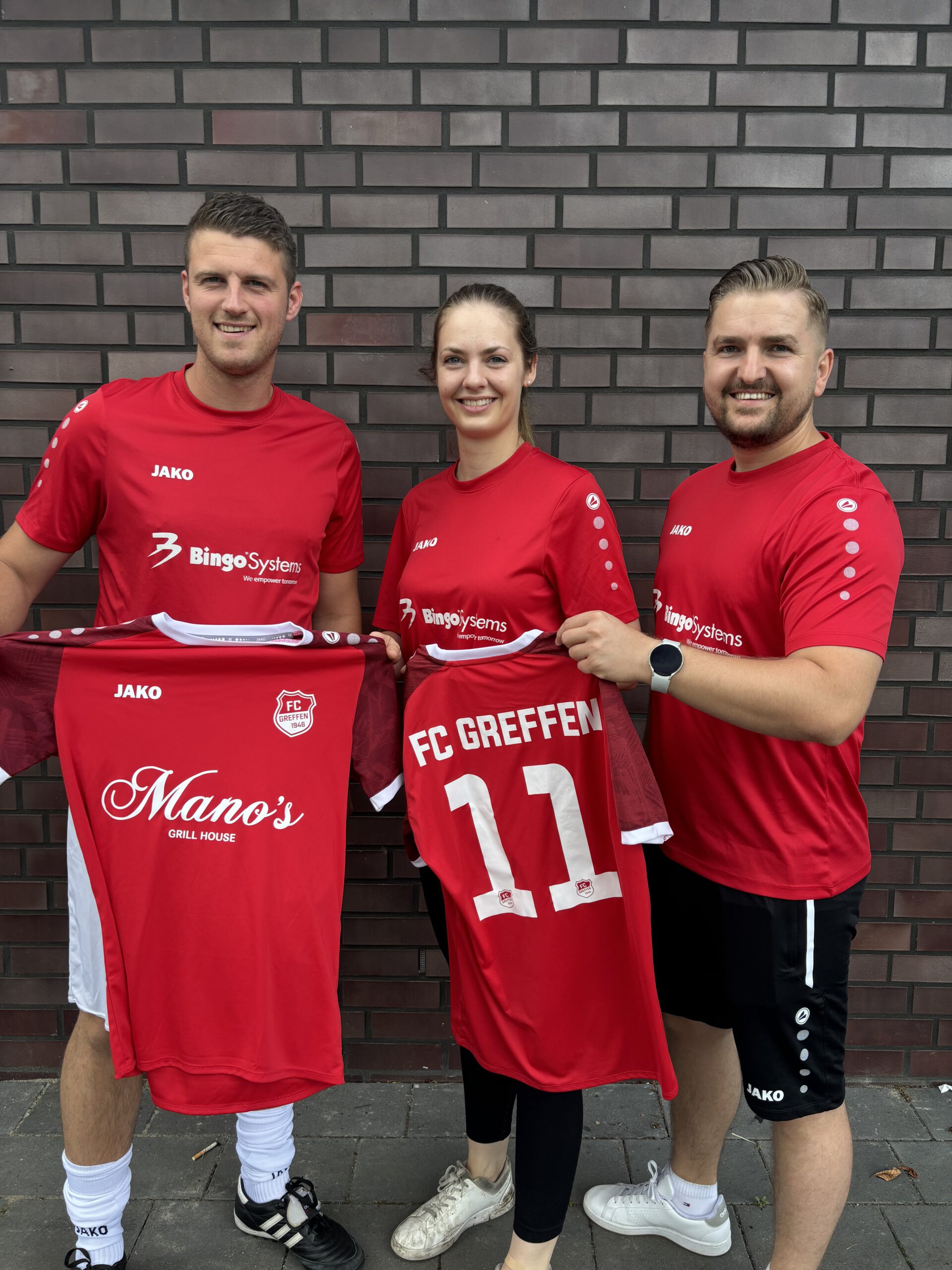 Neue Trikots für die 1. Herren Fußball dank Mano‘s Grill House – FC-Greffen
