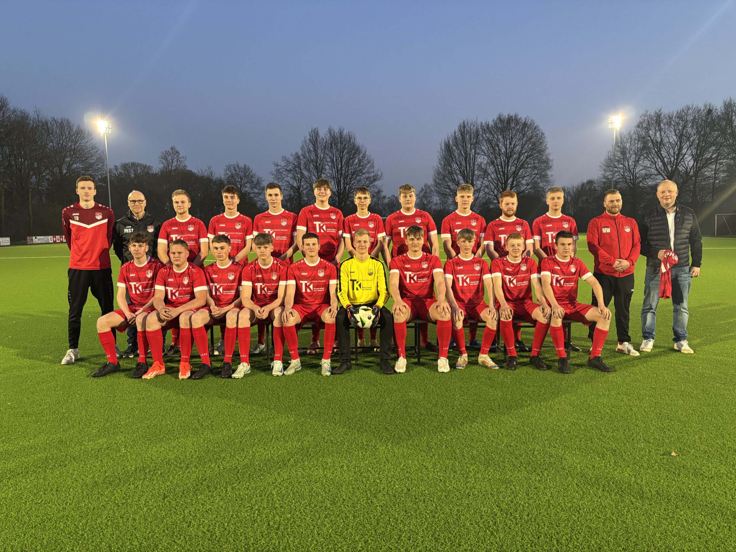 Neue Trikots für die A-Jugend Fußball dank Tischlerei Keuper – FC-Greffen